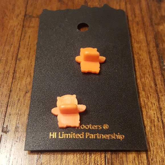 Hooters | Accessories | Hooters Limited Ed Apron Pin Accessory Rare ...